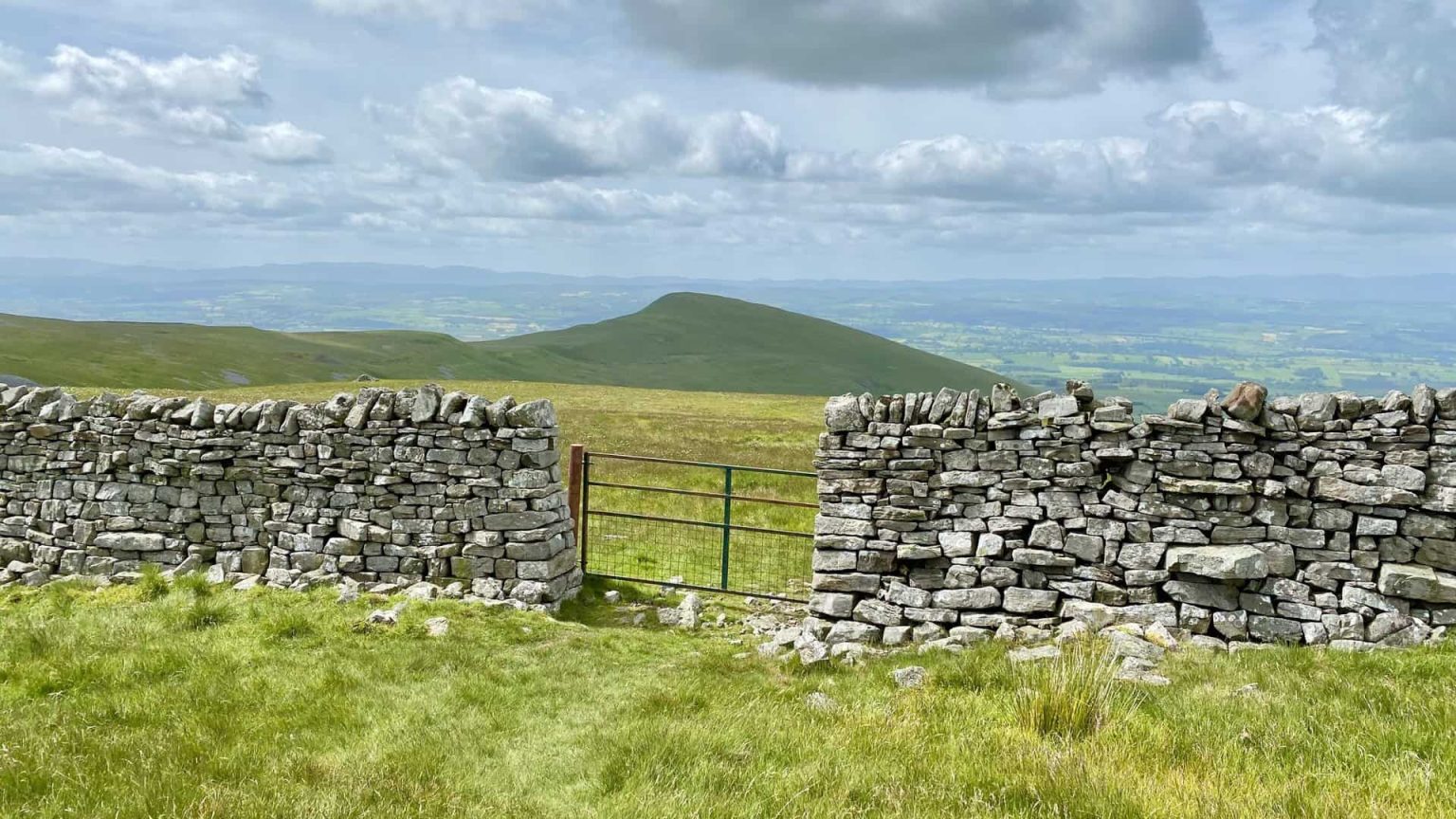 High Cup Nick: Circular Walk from Murton Including Murton Pike